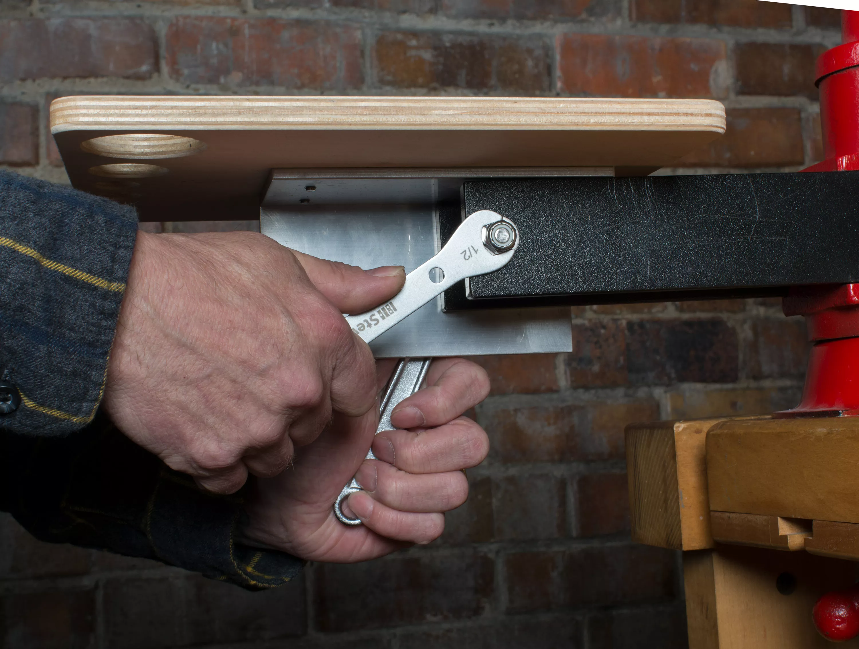Guitar Vise Tool Table Instructions - StewMac